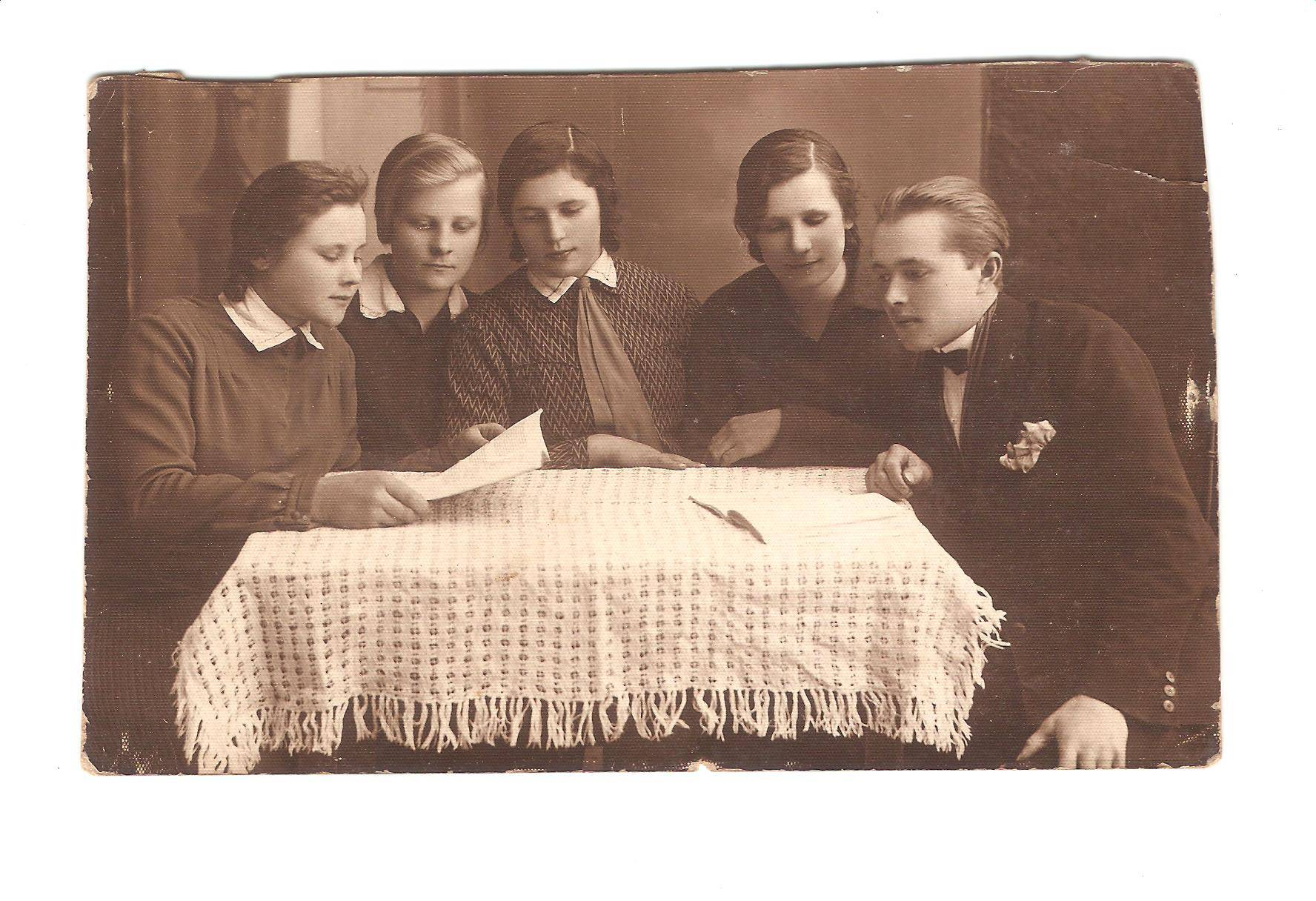 4 merginos ir vaikinas, Vabalninkas, 1936 | 24223177