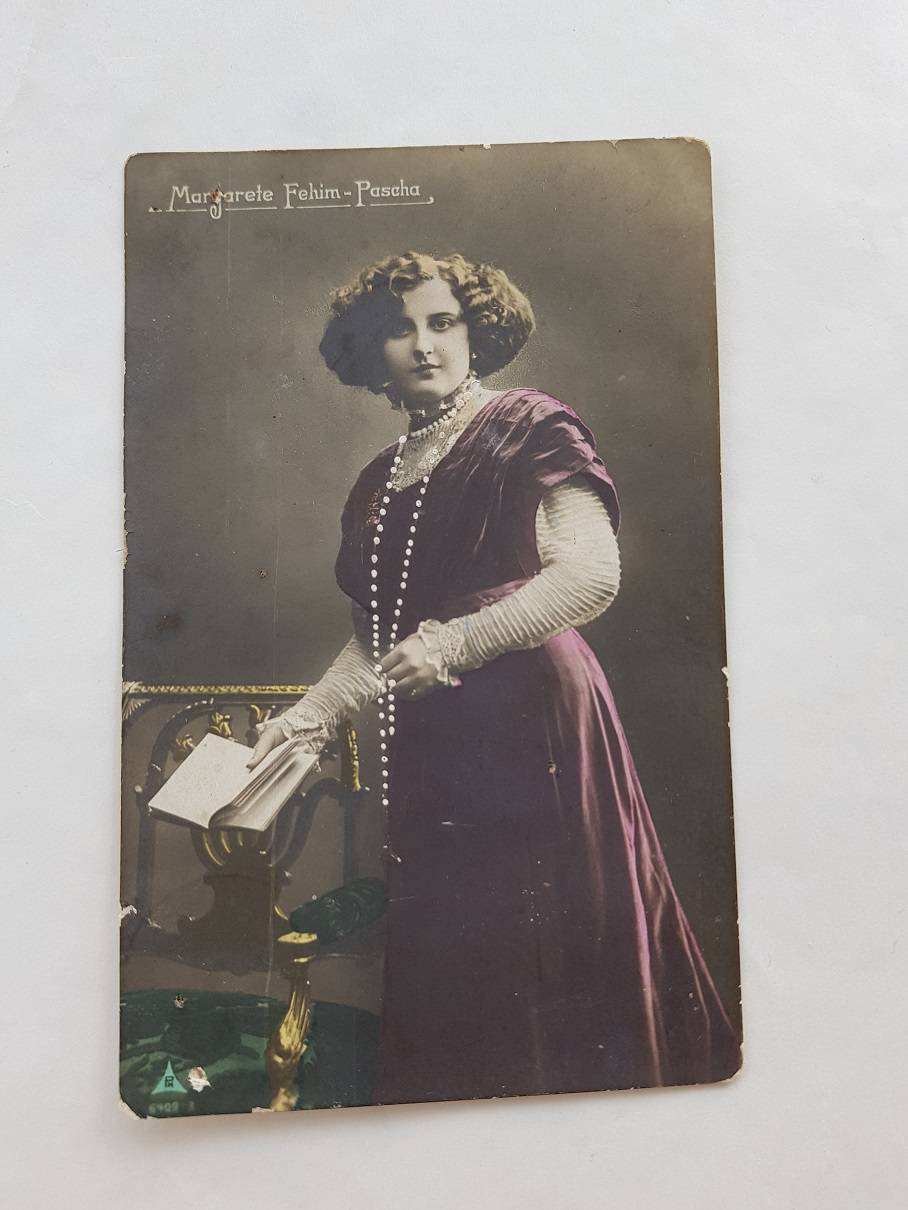 Atvirukas. Mergina su karoliais ir knyga. | 33660672