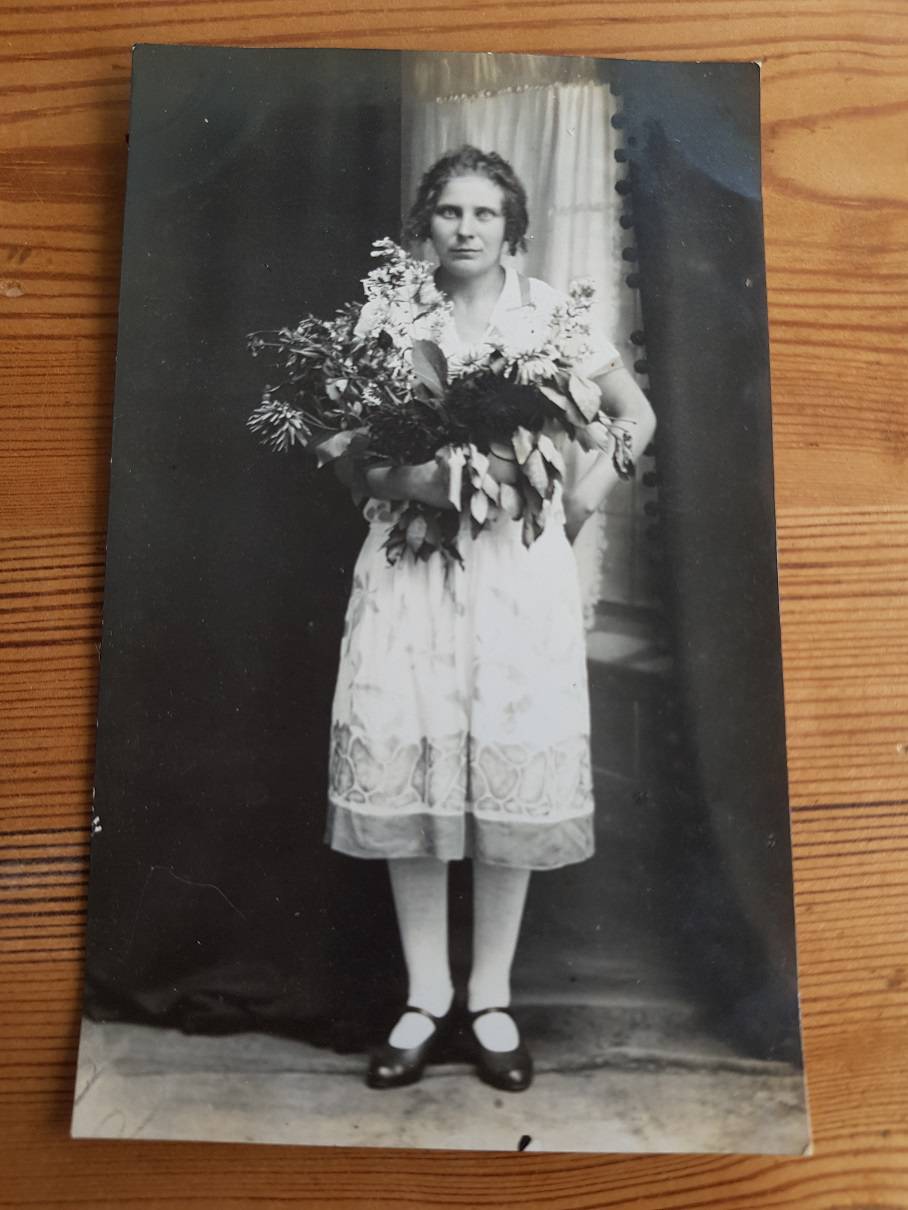 Foto. Mergina su gėlėmis. | 31470981